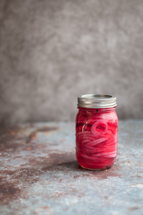 Oignons rouges marinés au vinaigre, pour vos sandwiches et vos salades