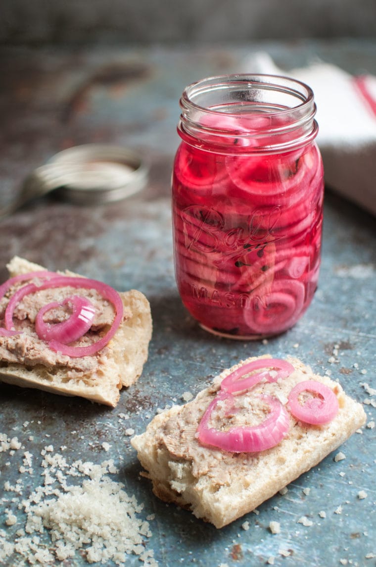 Oignons rouges marinés au vinaigre, pour vos sandwiches et vos salades