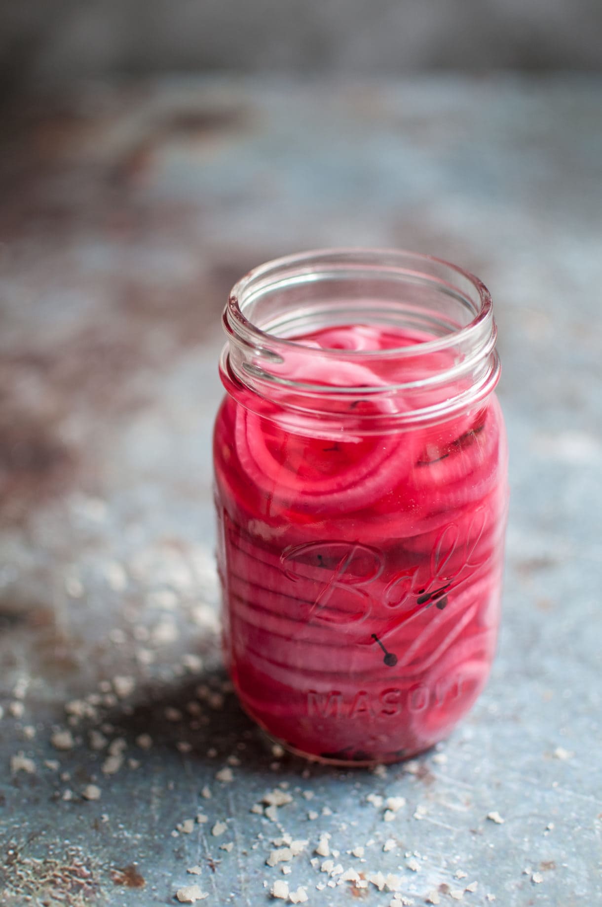 Oignons rouges marinés au vinaigre, pour vos sandwiches et vos salades