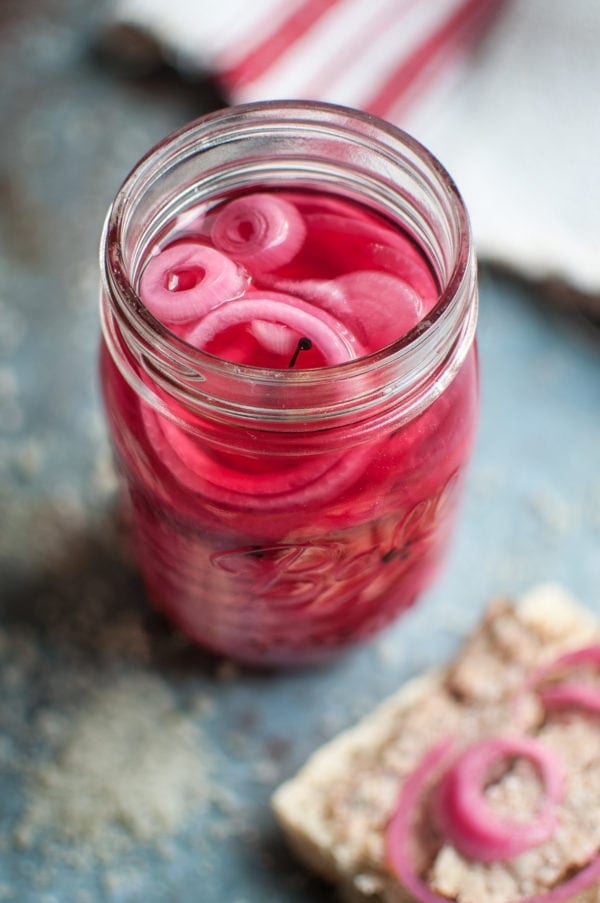 Oignons rouges marinés au vinaigre, pour vos sandwiches et vos salades